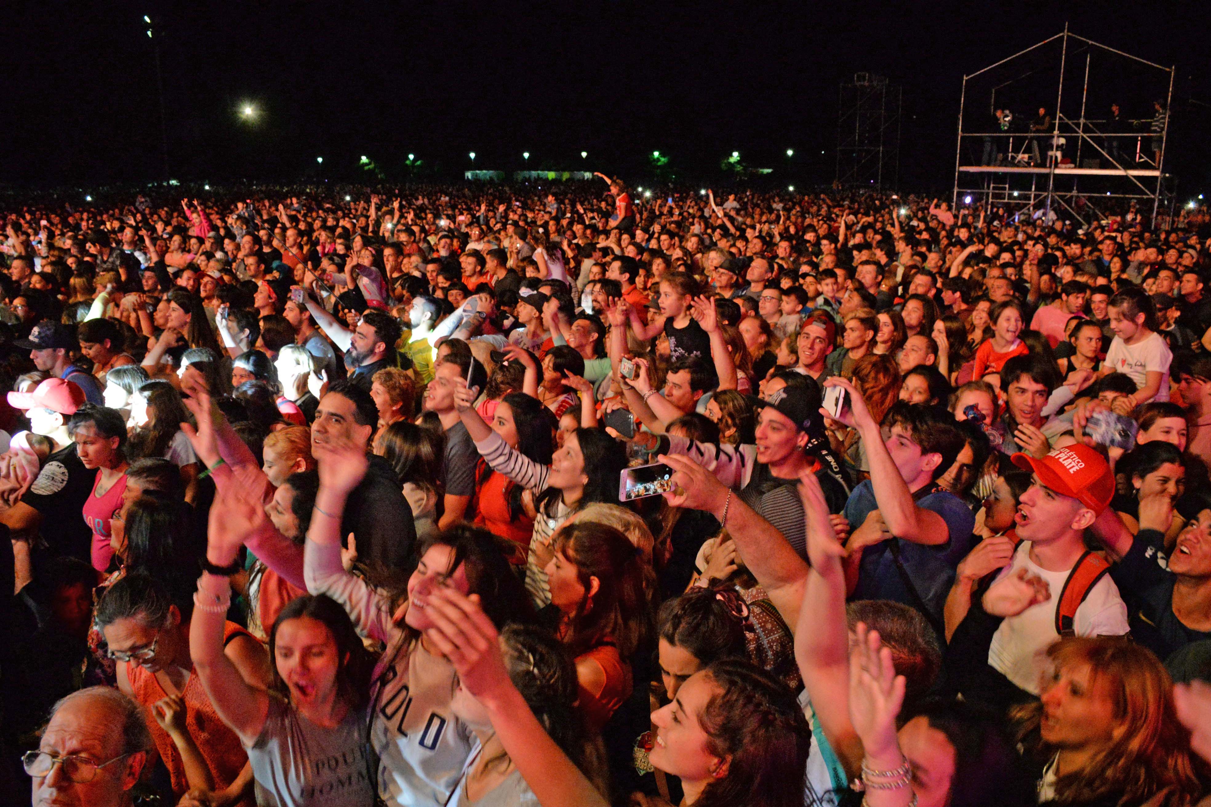 Más de 60 mil personas en una fiesta multitudinaria | Municipalidad del ...