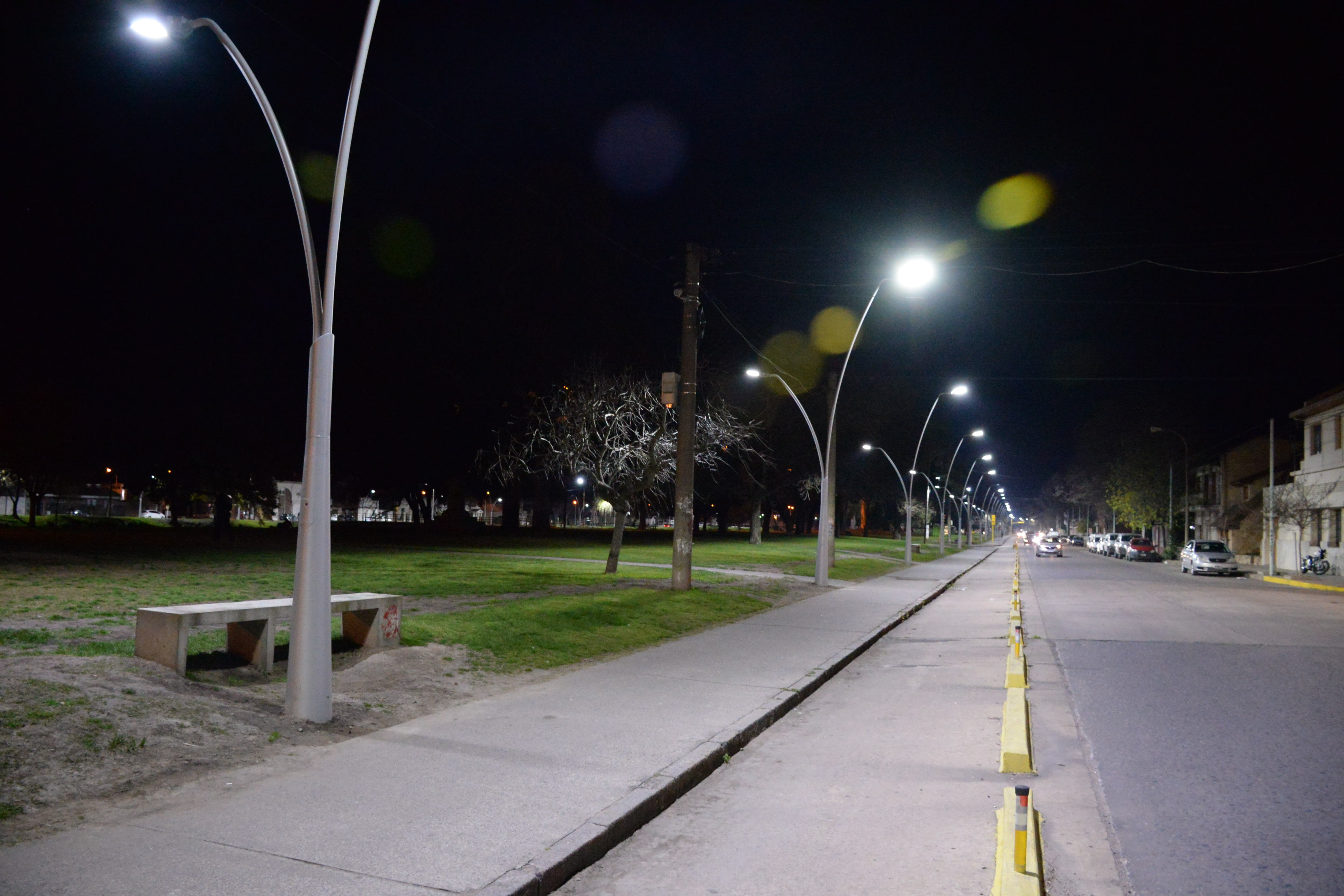 En marcha una nueva etapa de iluminación en el Parque Mitre ...