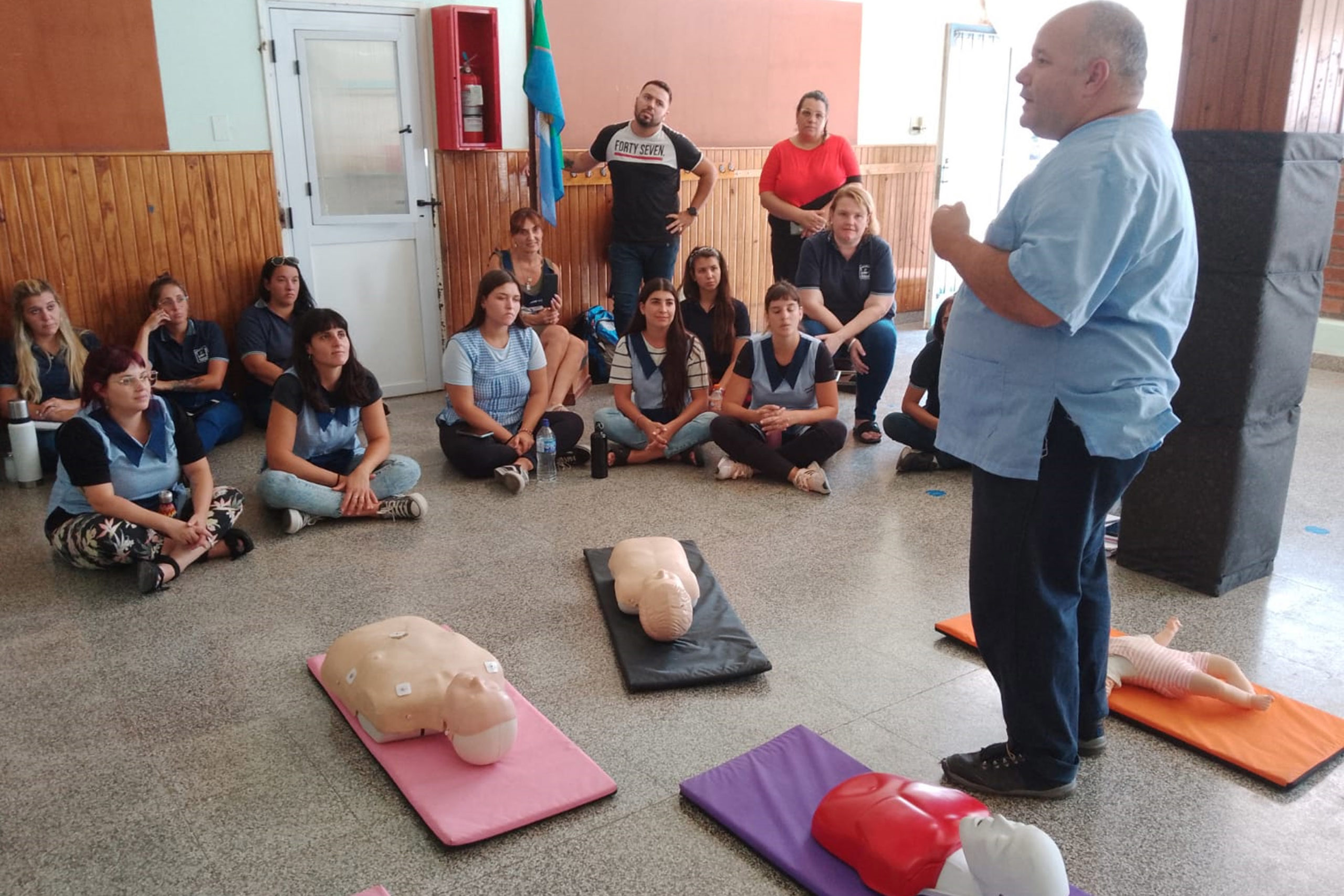 Continúa el ciclo de capacitaciones en RCP y uso de DEA | Municipalidad ...